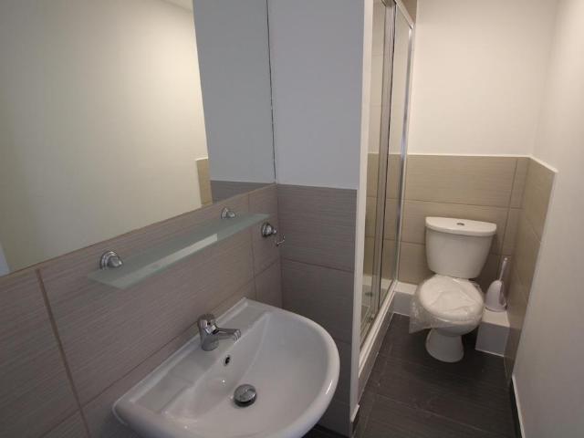 Ruskin Avenue, Manchester M14 6 bed house to rent £4,525 pcm £1,044 pw