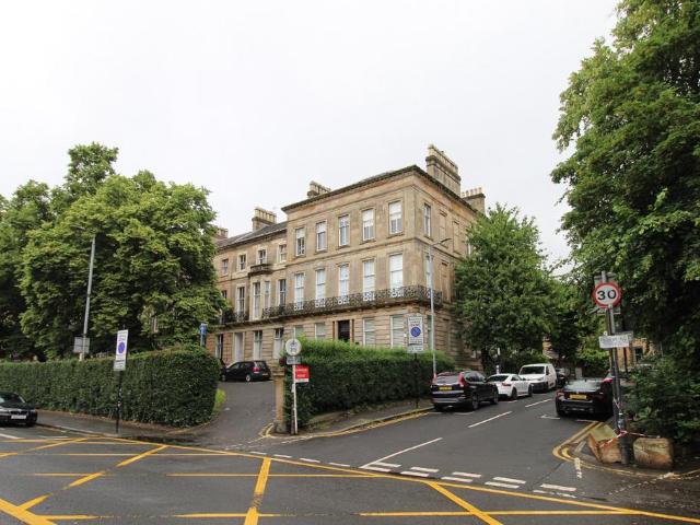 Ruskin Place, Glasgow, G12 3 bed flat to rent £3,750 pcm £865 pw