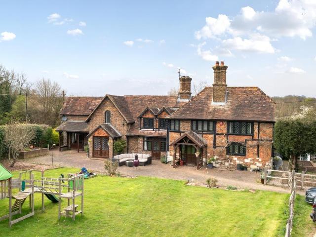 Rusper Road Crawley RH11 5 bed detached house to rent £4,500 pcm £1,038 pw