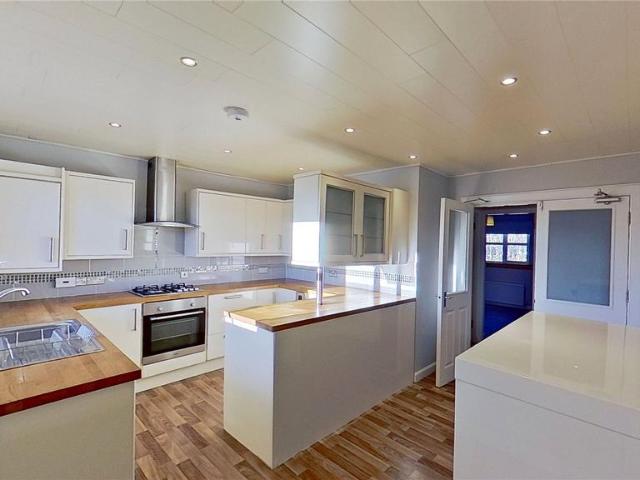 Russell Gardens, Edinburgh, EH12 3 bed flat to rent £1,650 pcm £381 pw