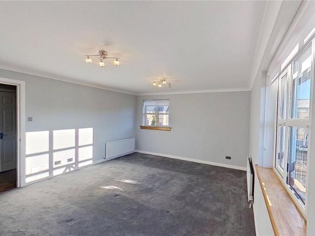 Russell Gardens, Edinburgh, EH12 3 bed flat to rent £1,750 pcm £404 pw