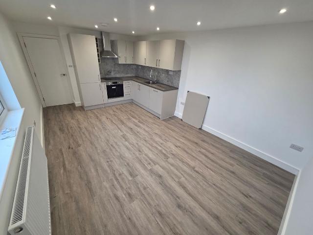 Russell Rise, Luton LU1, 2 bed flat to rent, £1,300 pcm | PrimeLocation