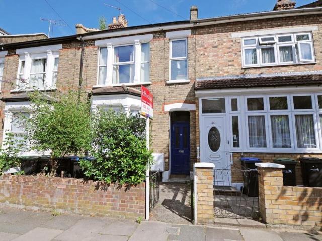 Russell Road, London, N13 2 bed flat to rent £2,200 pcm £508 pw