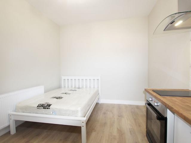 Russell Road, London NW9, Studio to rent, £1,050 pcm | PrimeLocation