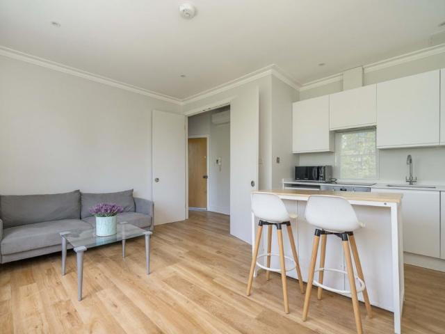 Russell Road London W14 2 bed flat to rent £2,950 pcm £681 pw