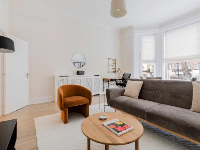 Russell Road London W14 1 bed flat to rent £3,150 pcm £727 pw