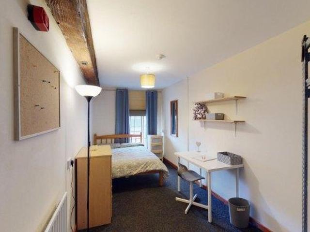 Russell Street 6 bed flat to rent £3,378 pcm £780 pw