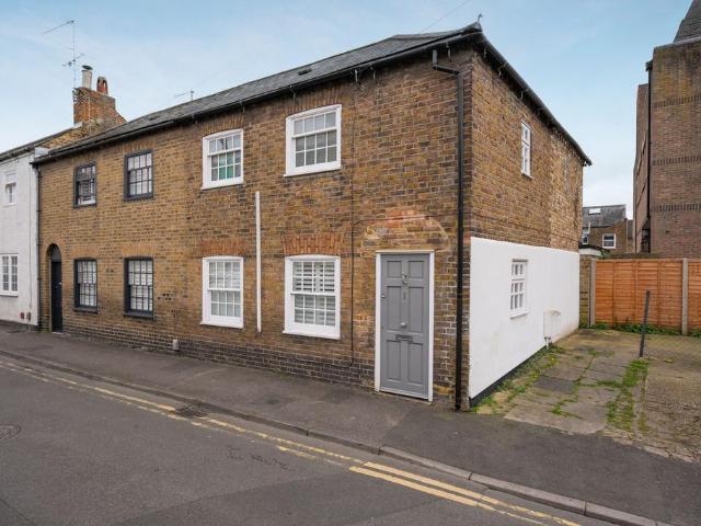 Russell Street, Windsor 3 bed house to rent £2,400 pcm £554 pw