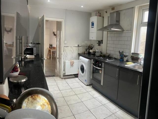 Russell Street, Cardiff CF24 5 bed terraced house to rent £2,250 pcm £519 pw