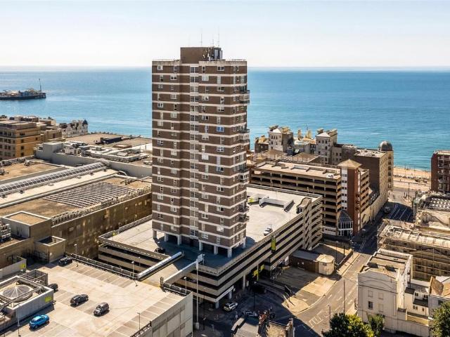 Russell Square, Brighton 2 bed apartment to rent £2,500 pcm £577 pw