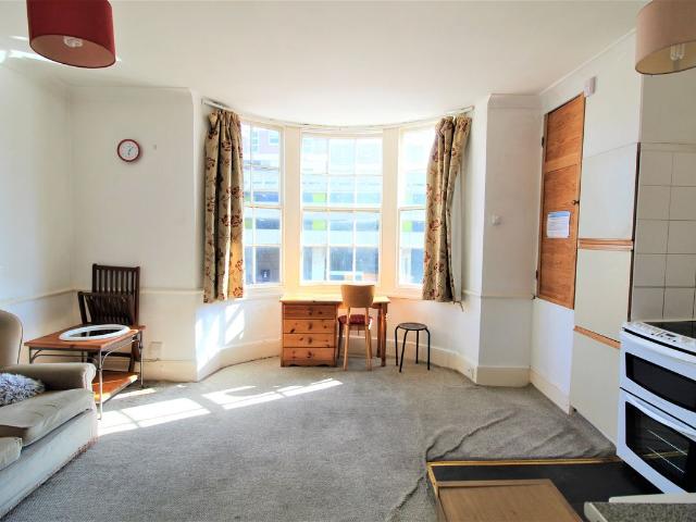 Russell Square, Brighton BN1, 1 bed flat to rent, £1,200 pcm | PrimeLocation