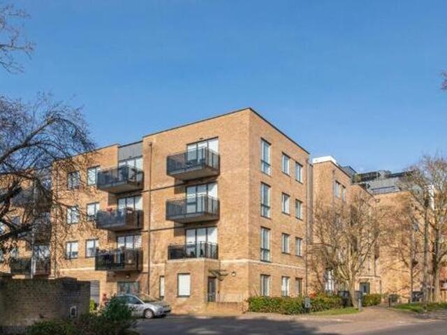 Russells Crescent, Horley, 2 Bedroom Apartment