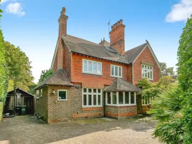 Russells Crescent, HORLEY