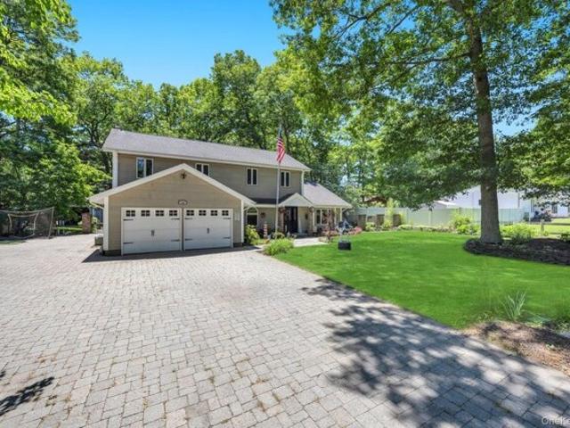 Russet Ln, Lake Grove, Home For Sale