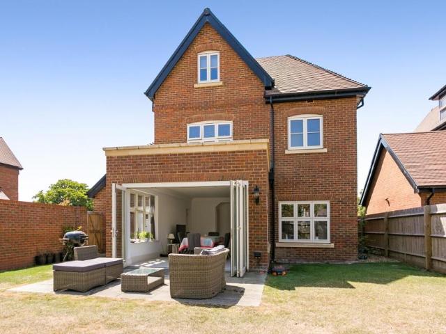 Rutland Close Taplow SL6 4 bed detached house to rent £4,500 pcm £1,038 pw