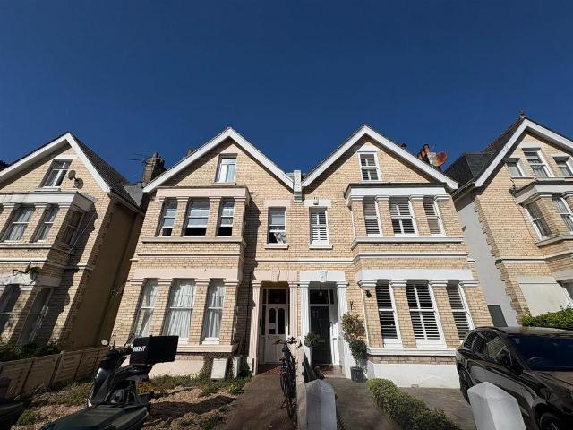 Rutland Gardens, Hove 2 bed flat to rent £1,495 pcm £345 pw