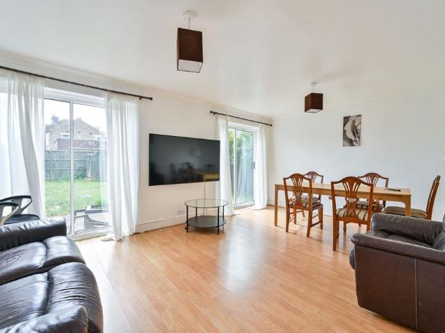 Rutland Park, Catford, London, SE6 2 bed flat to rent £3,034 pcm £700 pw