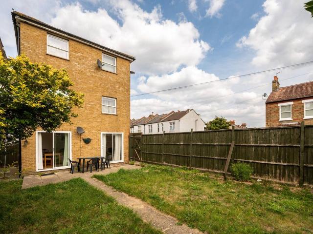 Rutland Park, Catford, London SE6, 2 bed flat to rent, £3,034 pcm | PrimeLocation