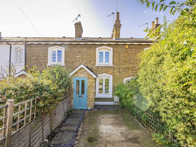 Rutland Road, Twickenham TW2 2 bed house to rent £2,250 pcm £519 pw