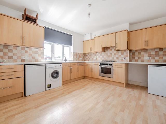 Ruxley Lane, Epsom KT19 3 bed flat to rent £1,850 pcm £427 pw