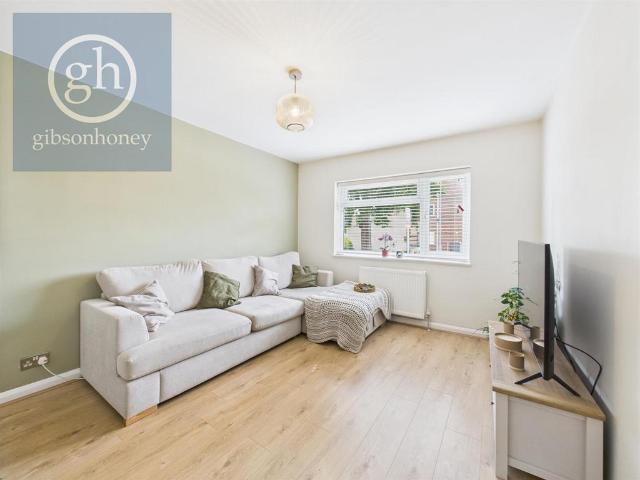 Rydal Way, Middlesex HA4 2 bed maisonette to rent £1,775 pcm £410 pw
