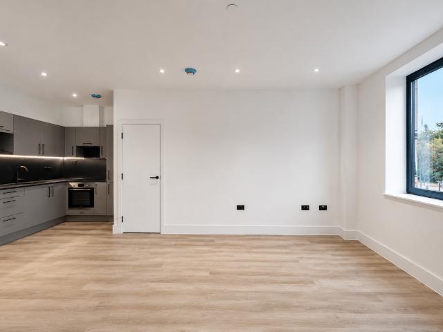 Rye Close, Fleet GU51, 2 bed flat to rent, £1,500 pcm | PrimeLocation