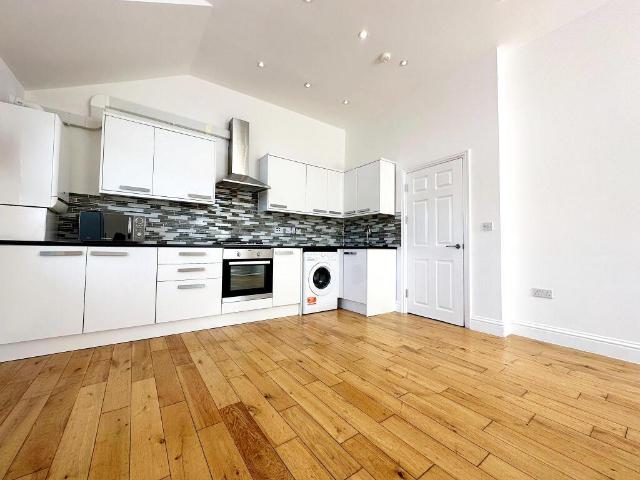 Rye Crescent, Orpington BR5 2 bed flat to rent £1,650 pcm £381 pw