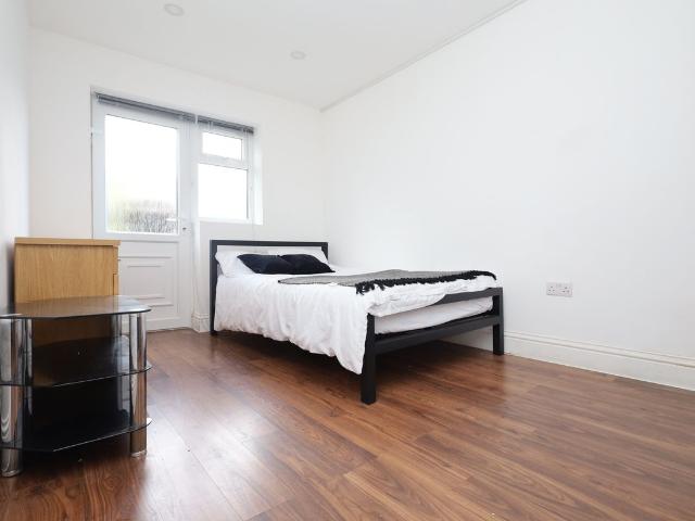 Rye Field, Orpington BR5, Studio to rent, £1,000 pcm | PrimeLocation