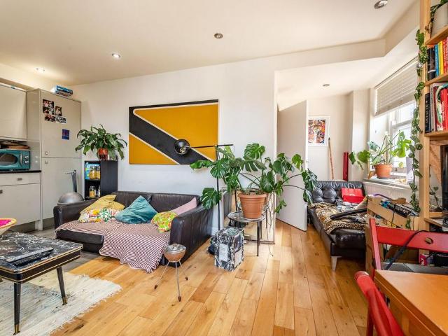 Rye Lane, Peckham, London, SE15 2 bed flat to rent £2,000 pcm £462 pw