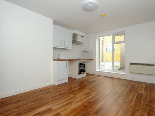Rye Lane, Peckham, London, SE15 3 bed flat to rent £2,700 pcm £623 pw