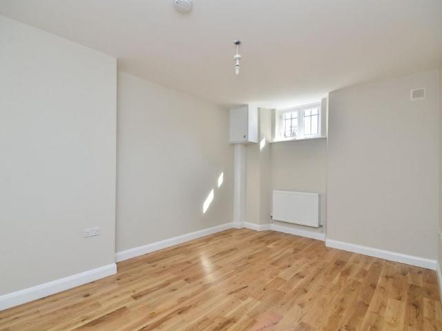 Rye Lane, Peckham Rye, London, SE15 2 bed flat to rent £1,900 pcm £438 pw