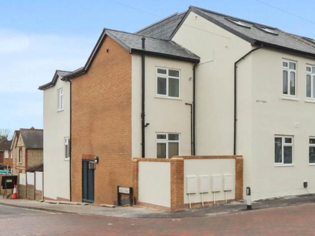Rye Road, Hoddesdon EN11 3 bed flat to rent £2,250 pcm £519 pw