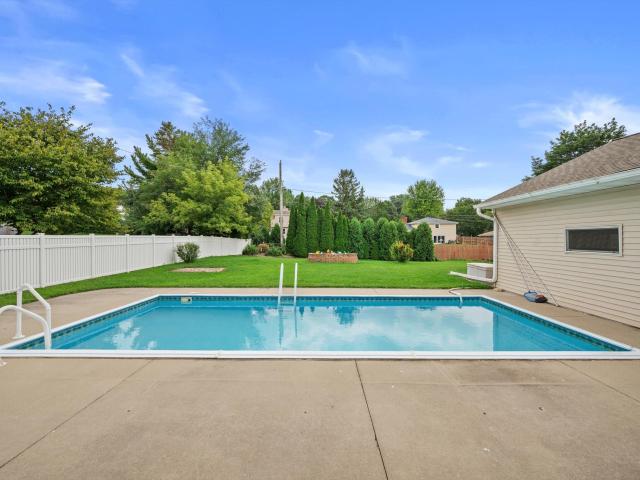 S21W23053 Hillside Dr