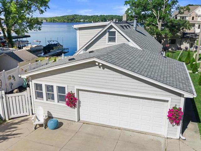 S68W18031 Island Dr, Muskego, WI 53150