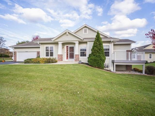S70W15770 Sandalwood Dr, Muskego, WI 53150
