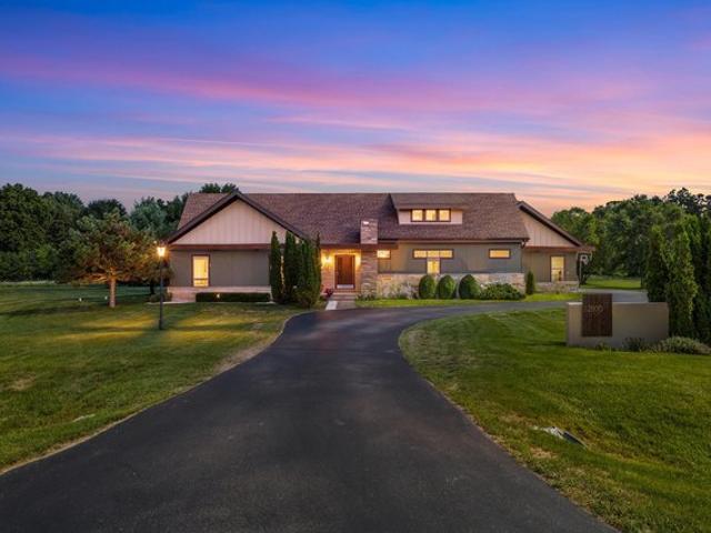 S90W32800 Granite Trl, Mukwonago, WI 53149