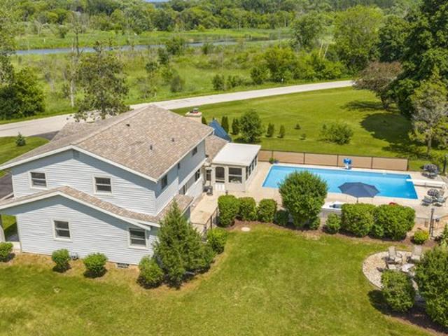 S94W23075 Meadow View Ln, Vernon, WI 53103