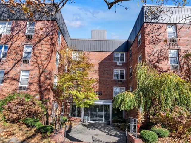 S Middle Neck Rd Apt G, Great Neck, Property For Sale