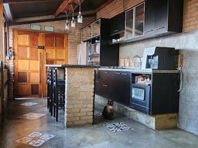 São 3 casas completas e individualizadas pelo preço 1, totalizando 250 m² por R$ 800.000 Freguesia