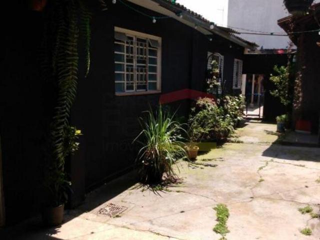 SÃO 2 TERRENOS NA REGIÃO DA VILA EDE, CONTENDO 2 CASAS ANTIGAS