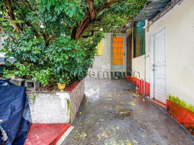 São 4 casas antigas, vale o terreno