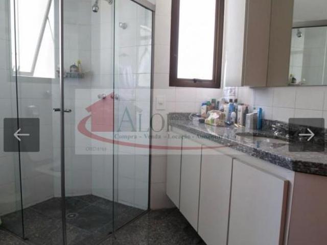 São 4 suítes, banheiro social, lavabo, sala ampla para vários ambientes, bem iluminada Apartamento à