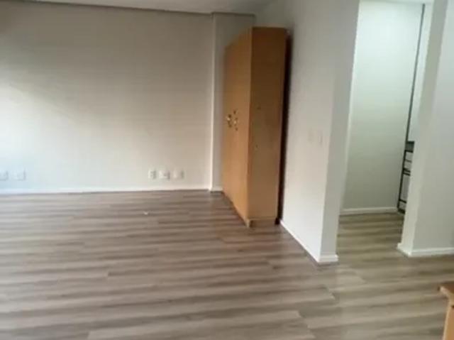 São cerca de 50mts, divididos da seguinte forma: duas salas