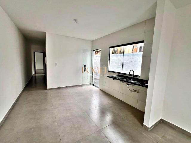 São Pedro/Juiz de Fora Casa Linear com 2/4, Área externa, 2 vagas de garagem