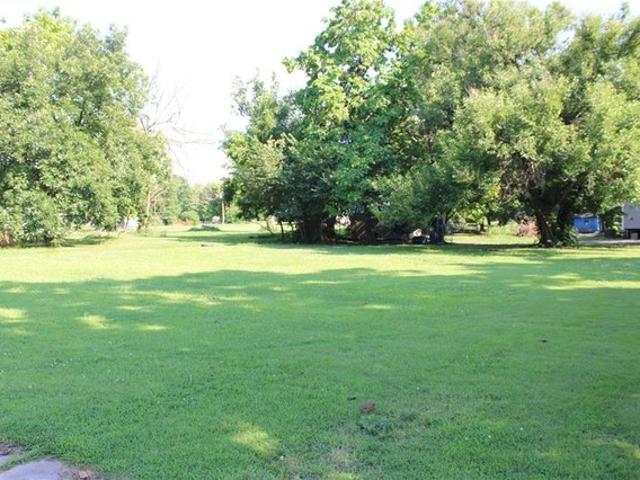 S Oak St, Mulberry, KS 66756