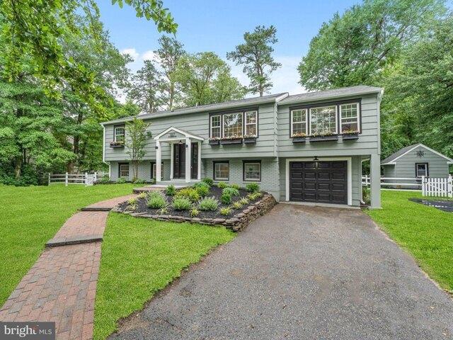 S Lakeside Dr E, Medford, Home For Sale