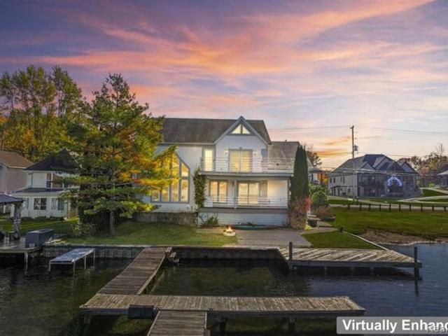 S Long Lake Rd, Fenton, Home For Sale