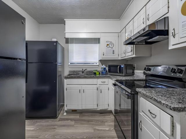 Scott Rd Home, a 5 minute walk to transit stop Chu