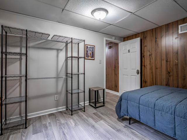 Scott Rd Home, a 5 minute walk to transit stop Church St & McElroy Dr
