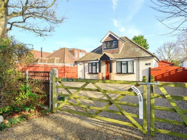 Scotts Grove Road, Woking GU24 3 bed detached house to rent £2,900 pcm £669 pw